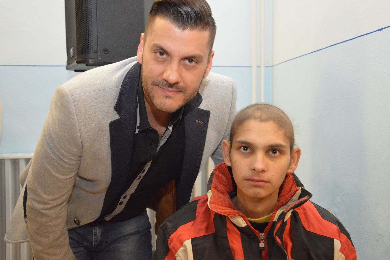 Kökény Attila Fehér Balázsért énekelt - MPE Országos Cigánymisszió