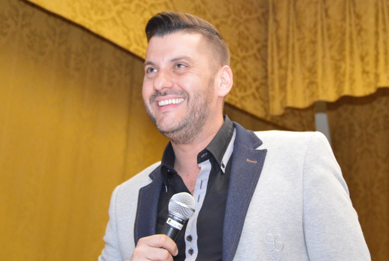 Kökény Attila Fehér Balázsért énekelt - MPE Országos Cigánymisszió